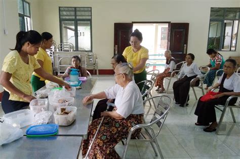ဖြူးဘိုးဘွားရိပ်သာရှိ အဘိုးအဘွားများအား တိုင်းရင်းဆေးဖြင့် ကျန်းမာ