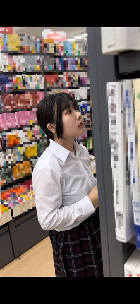 vol 63 2日分の衝撃マンポロくぱぁアリ 激カワ赤チェKちゃんの2日分の透けパンとマ コを逆さ撮り PMGD