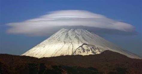 巨大な笠雲によって富士山の上に富士山が出現！海外でも不思議な雲が・・・ ラブリープレス