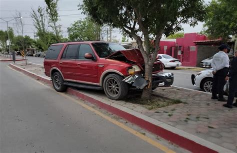 Pareja Choca Contra Un árbol En Ebriedad