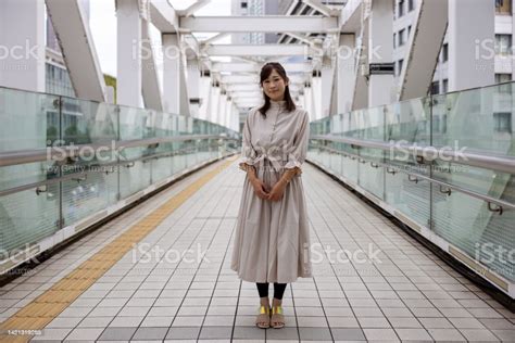 보행자 다리에 서있는 프리랜서 노동자의 전체 길이 초상화 신주쿠에 대한 스톡 사진 및 기타 이미지 신주쿠 여자 30 39