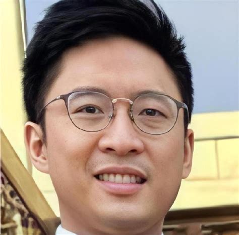霍震霆和三个儿子罕见同框霍启仁穿得很豪气霍启山最像朱玲玲