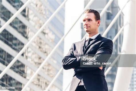 검은 양복에 현대 도시 배경 야외 서 잘생긴 사업가의 초상화 경영자에 대한 스톡 사진 및 기타 이미지 경영자 기업 비즈니스 남자 Istock
