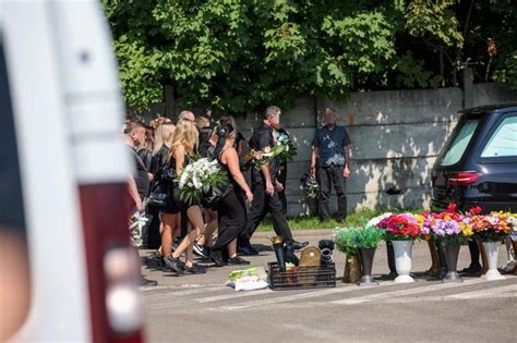 Pogrzeb 18 letniej Wiktorii Biała urna z prochami spoczęła w grobie