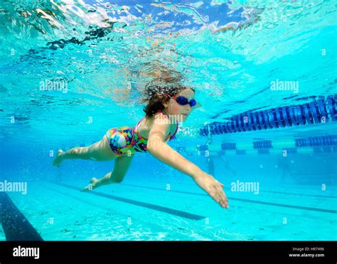 Kinder Schwimmen Im Pool Unter Wasser Fotos Und Bildmaterial In Hoher