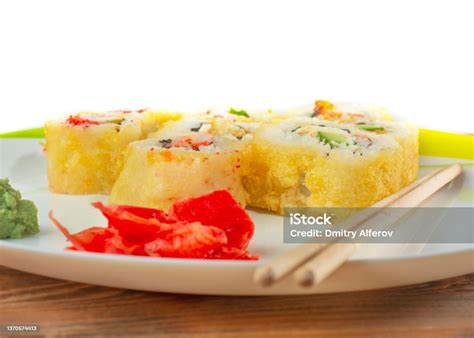 와사비와 생강 나무 젓가락을 곁들인 흰색 접시에 초밥을 클로즈업 0명에 대한 스톡 사진 및 기타 이미지 0명 고급 요리