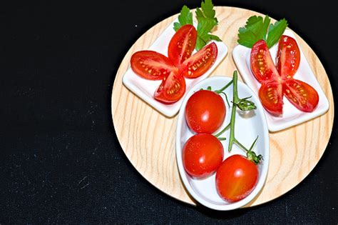 그 위에 로즈마리와 체리 토마토 그들 중 일부는 나무 접시 위에 나뭇 가지에 슬라이스 건강한 식생활에 대한 스톡 사진 및 기타