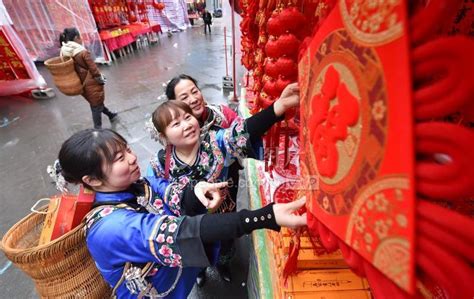 贵州松桃：购年货 迎新年 人民图片网