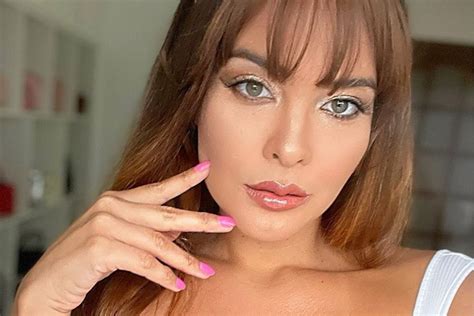 Geisy Arruda leva fãs à loucura body cavado