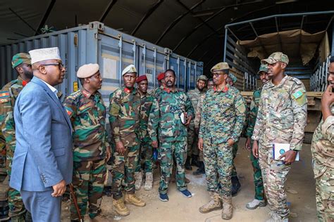 Somali Defense Minister Visits Army Positions Outside Baidoa City