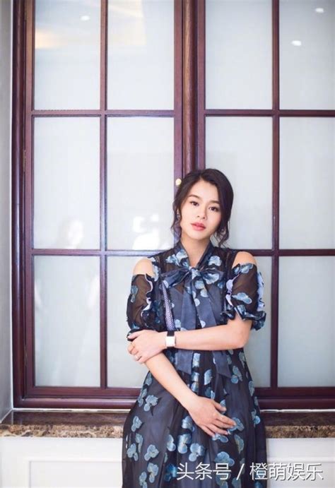 胡杏儿晒怀孕日记 沉静优雅孕肚明显 每日头条