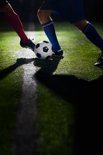 Dua Pemain Sepak Bola Menendang Bola Sepak Bola Foto Stok Unduh