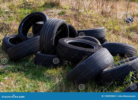 Pneus Velhos Empilhados Imagem De Stock Imagem De Fundo 138989805