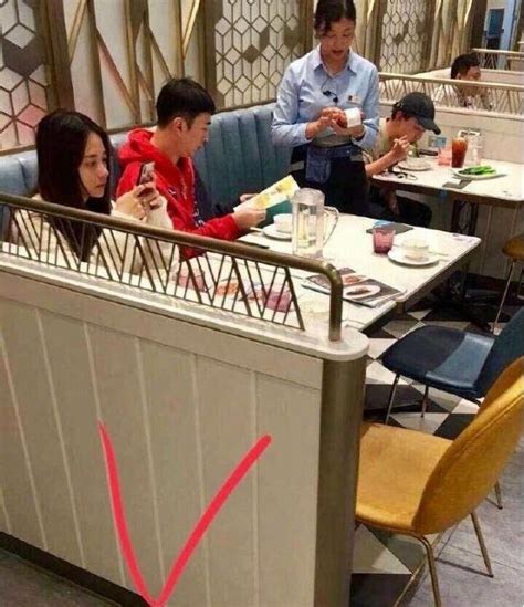王思聰在杭州與「女友」逛街被撞！眾女友分道，王校長回應打臉 每日頭條