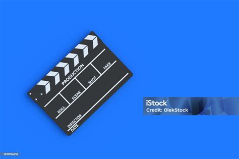 파란색 배경에 영화 클래퍼 보드 영화 제작 액세서리 시네마토그래피 컨셉 영화관에서 영화 맨 위 보기입니다 공간을 복사합니다 3d
