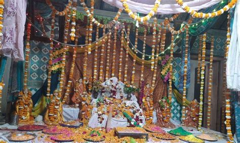 एक ऐसा मंदिर जहां भक्त सज धजकर तैयार होकर भक्त खेलते हैं होली देखे