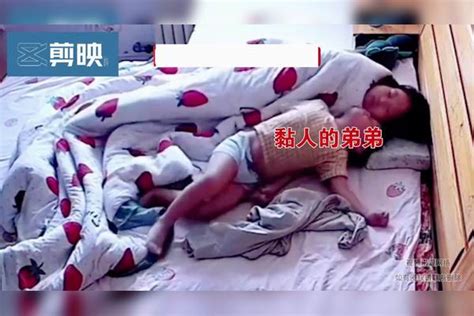 弟弟每天早晨偷偷钻姐姐被窝，蹑手蹑脚小心给自己盖被角，萌化了
