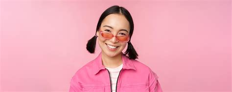 Cierre De Elegante Chica Coreana Con Gafas De Sol Sonriendo Feliz