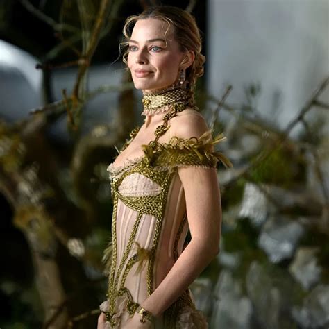 I Need A Magnifying Glass To Fully Appreciate Margot Robbies Braided
