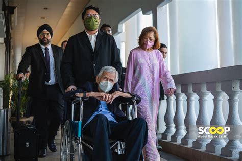 Daim Tiba Di Mahkamah Berkerusi Roda Scoop