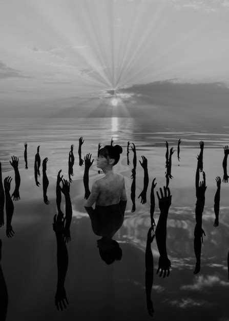 Una Mujer Se Sienta En El Agua Frente A Una Puesta De Sol Foto Premium