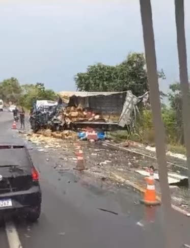 Acidente entre caminhão e carreta deixa um morto e dois feridos na BR