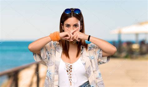 Mujer Joven En Bikini En Vacaciones De Verano Mostrando Un Gesto De