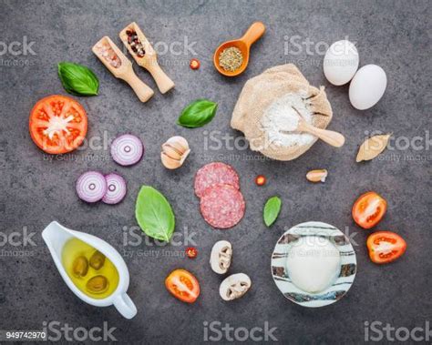 재료 달콤한 바 질 토마토 마늘 베이 잎 어두운 돌 배경 평면에 고추 양파 모 짜 렐 라 치즈와 수 제 피자 재료 하다 건강에