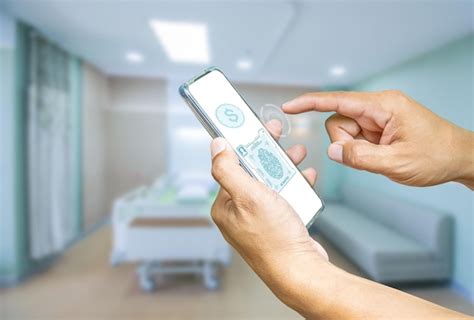 Um humano usando um smartphone mídias sociais o conceito de viver