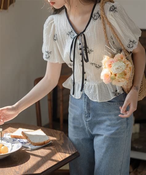 포앤바이앤 로맨틱 크롭 블라우스 브이넥 배색라인 리본 앞단추 플라워 퍼프 볼륨소매 숏 러플 슬림핏 러블리 블라우스