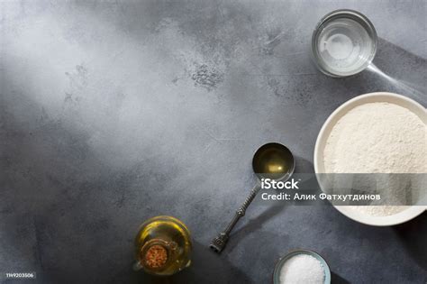 밀가루를 뿌린 슬레이트 표면에 빵 이나 피자를 위한 효 모 반죽을 상승 시키거나 입증 했습니다 평면도 0명에 대한 스톡 사진 및 기타 이미지 Istock