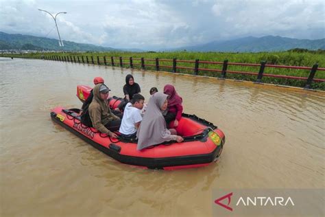 Banjir Masih Menggenangi Ribuan Rumah Di Sungai Penuh ANTARA News