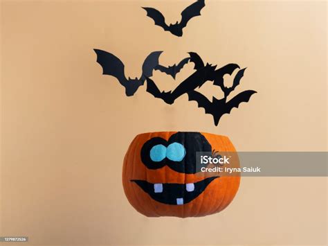 박쥐가 날아가는 재미있는 얼굴로 호박을 날고 할로윈 카드 복사 공간 0명에 대한 스톡 사진 및 기타 이미지 0명 10월 가을 Istock
