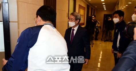 포토 Kbo 이사회의장 들어가는 정운찬 총재