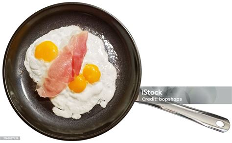 햄 와 달걀 튀긴 것 에서 큰 검정 미끄럼 방지 세라믹 입히는 프라이팬 바로 위에 보는 백색 배경 고해상 스톡 이미지 0명에