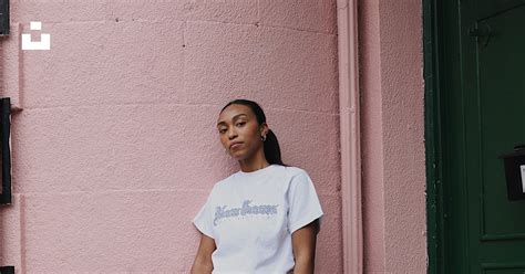 Foto Mujer Con Camiseta Blanca De Cuello Redondo Y Jeans De Mezclilla