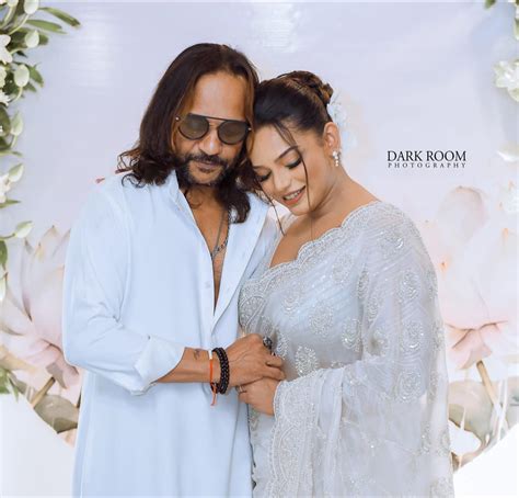 Kavindya Adikari 🌸 මගේ ජීවිතේ හැමදේම වගේ මධ්‍යස්තව බලන්න ඒ වගේ ම වෛර