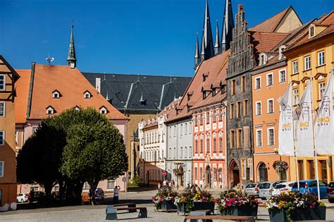 포데브라디 광장의 조지 왕 화창한 여름날 에제르 중세 다채로운 고딕 양식의 상인 역사적인 르네상스 및 바로크 양식의 건물 0명에 대한 스톡 사진 및 기타 이미지 Istock