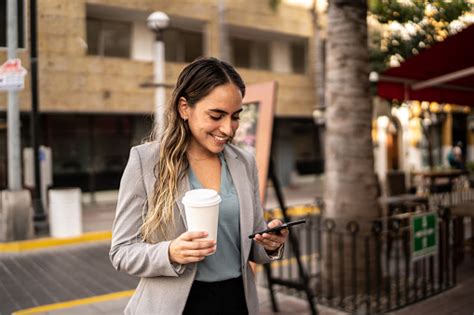 야외에서 휴대 전화를 사용 하 여 산책 하는 중간 성인 사업가 30 34세에 대한 스톡 사진 및 기타 이미지 30 34세 거리 걷기 Istock