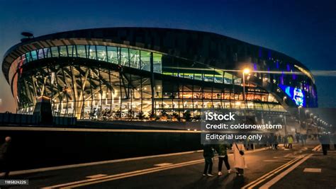 영국 런던의 밤에 조명된 새로운 토트넘 홋스퍼 스타디움 외관 프리미어 리그에 대한 스톡 사진 및 기타 이미지 프리미어 리그 화이트 하트 레인 밤 하루 시간대 Istock