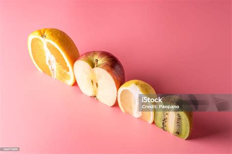 분홍색 배경에 얇게 썬 과일이있는 창조적 인 구성 여름 최소한의 개념 0명에 대한 스톡 사진 및 기타 이미지 0명 감귤류