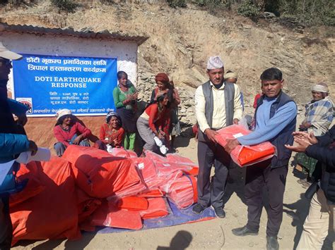 युएमएन डोटीद्वारा भूकम्प प्रभावितलाई त्रिपाल सहयोग Muluk News