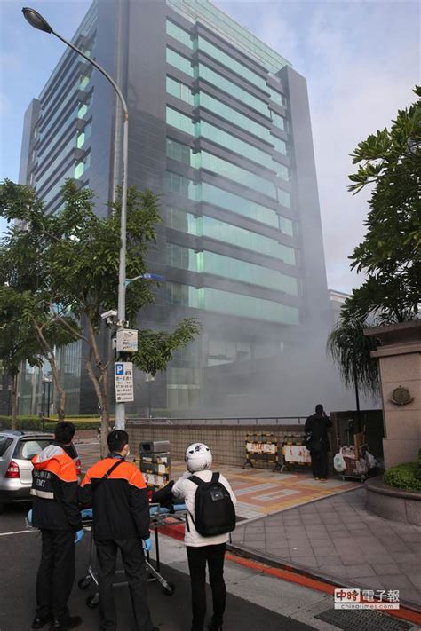立院中興大樓火警 立委花圃旁做功課 政治 中時