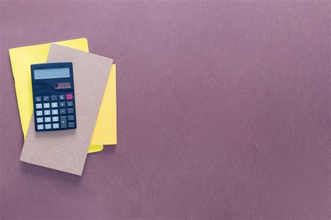 보기 상위 학교 공급 계산기와 노트북 이상의 왼쪽 갈색 배경에서에서 배치 학교 개념 돌아가기 사무 용품 평평 하다 가위에 대한