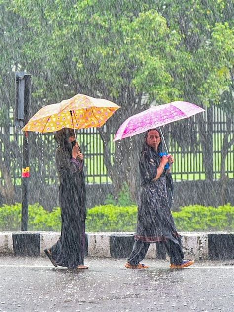 Imd Issues Yellow Alert As Rain Lashes In Mumbai