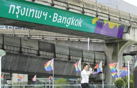 ดรามาไม่จบ กทม เร่งแก้ไขสติกเกอร์คานรางรถไฟฟ้าสะพานสกายวอล์กแยกปทุมวัน