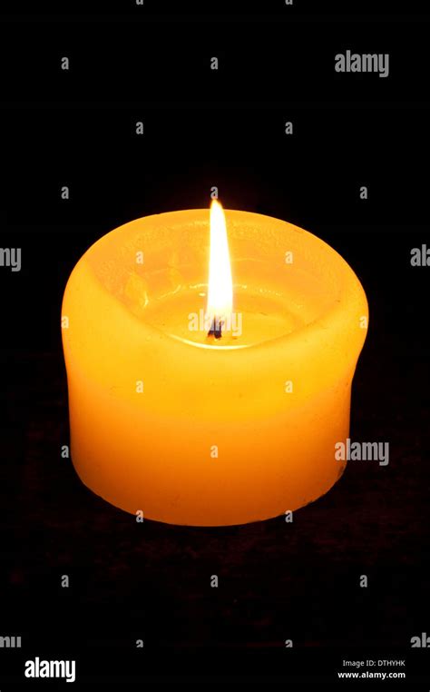 Un Cierge Allumé Allumé Dans Le Noir Banque Dimages Photo Stock