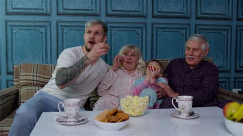 Familia Multigeneracional Asustándose Viendo Películas De Televisión De