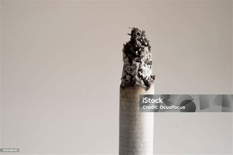 Cig 엉덩이 끝과 역 겨 운 건강에 해로운 중독 및 금연에 대 한 호출 하는 나쁜 습관에 화산재의 전체 재떨이와 담배를 흡연
