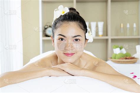 美丽的年轻女子在水疗沙龙